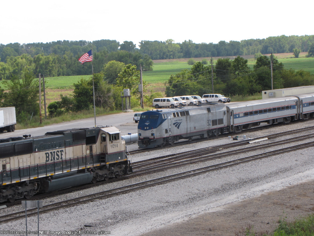 BNSF 9794 meets amtk 32.